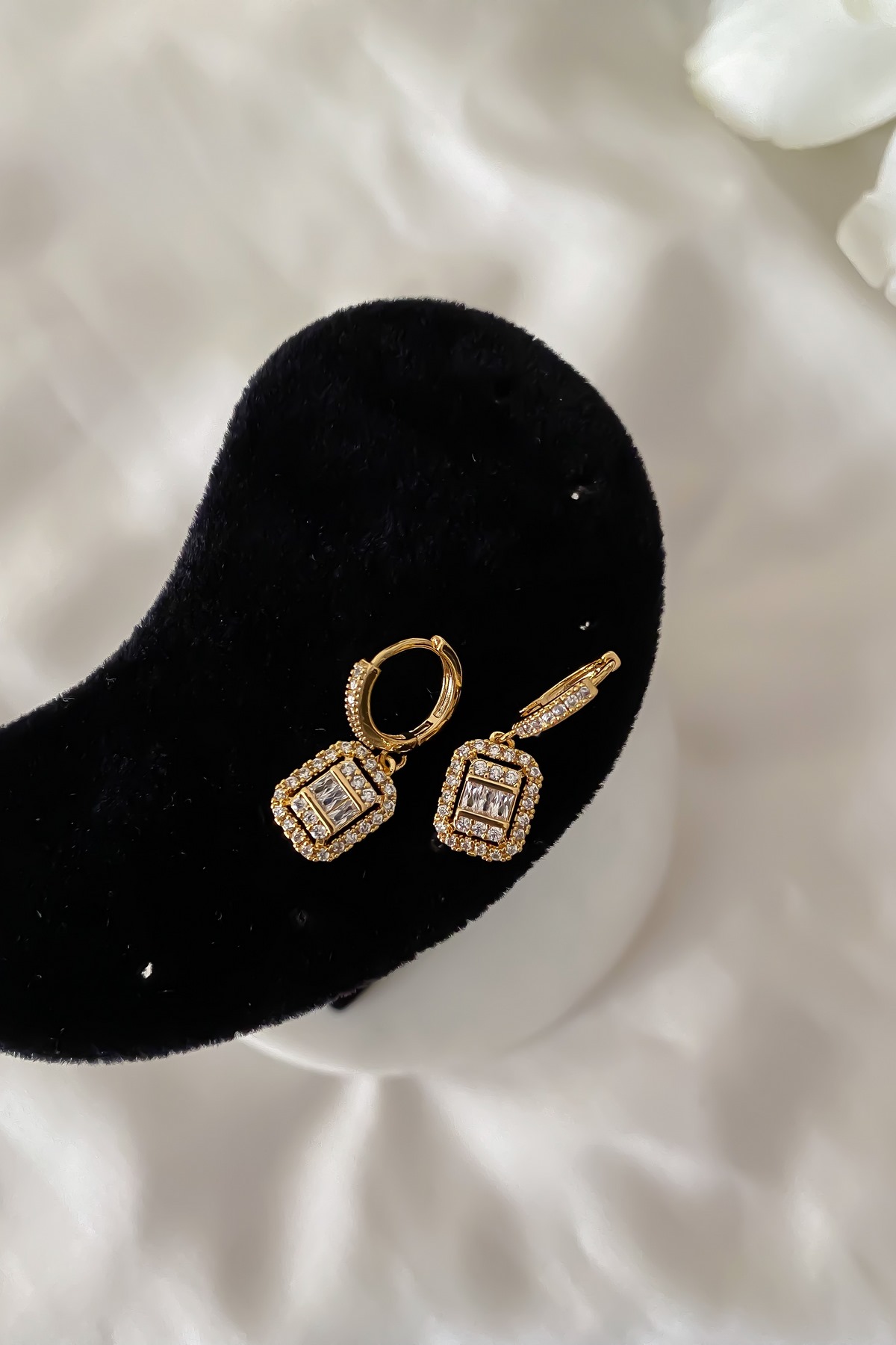 Özel Seri Halkada Elmas Model Baget Taş Sallantı Küpe | İpekŞekerciler Özel Seri Halkada Elmas Model Baget Taş Sallantı Küpe | İpekŞekerciler