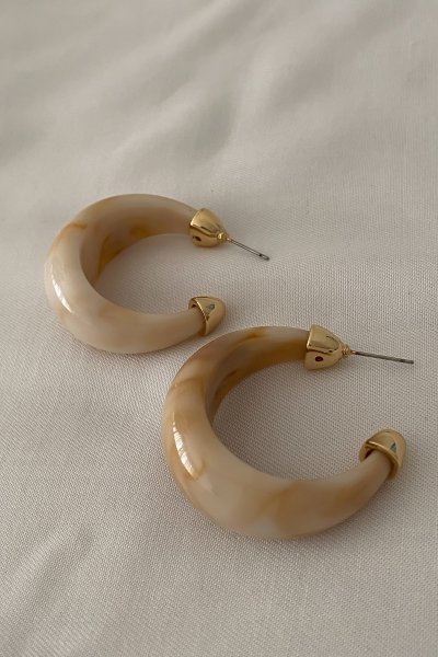 Bej Renkli Hareli C Model Kemik Küpe | İpekŞekerciler